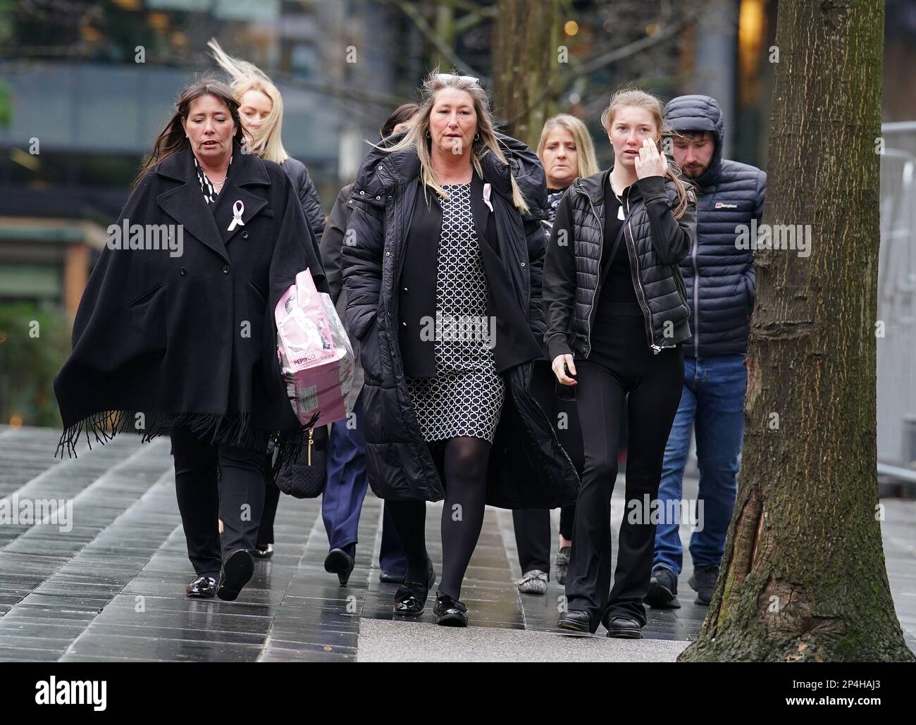 Cheryl Korbel (au centre), mère d'Olivia Pratt-Korbel, âgée de neuf ans ...