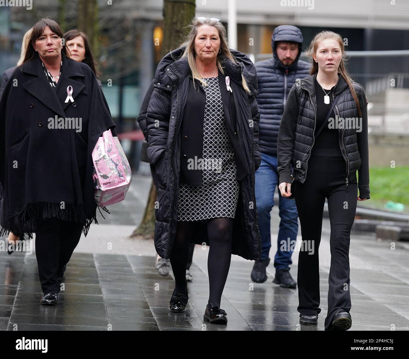 Cheryl Korbel (au centre), mère d'Olivia Pratt-Korbel, âgée de neuf ans ...