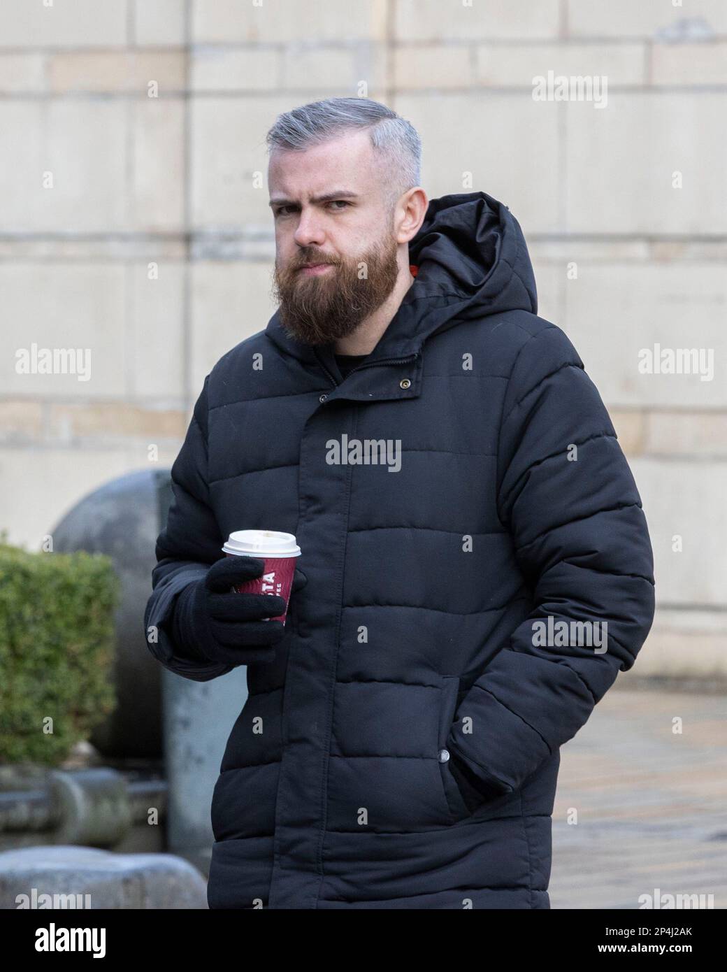 Le frère de Natalie McNally Niall devant la haute Cour de Belfast avant ...