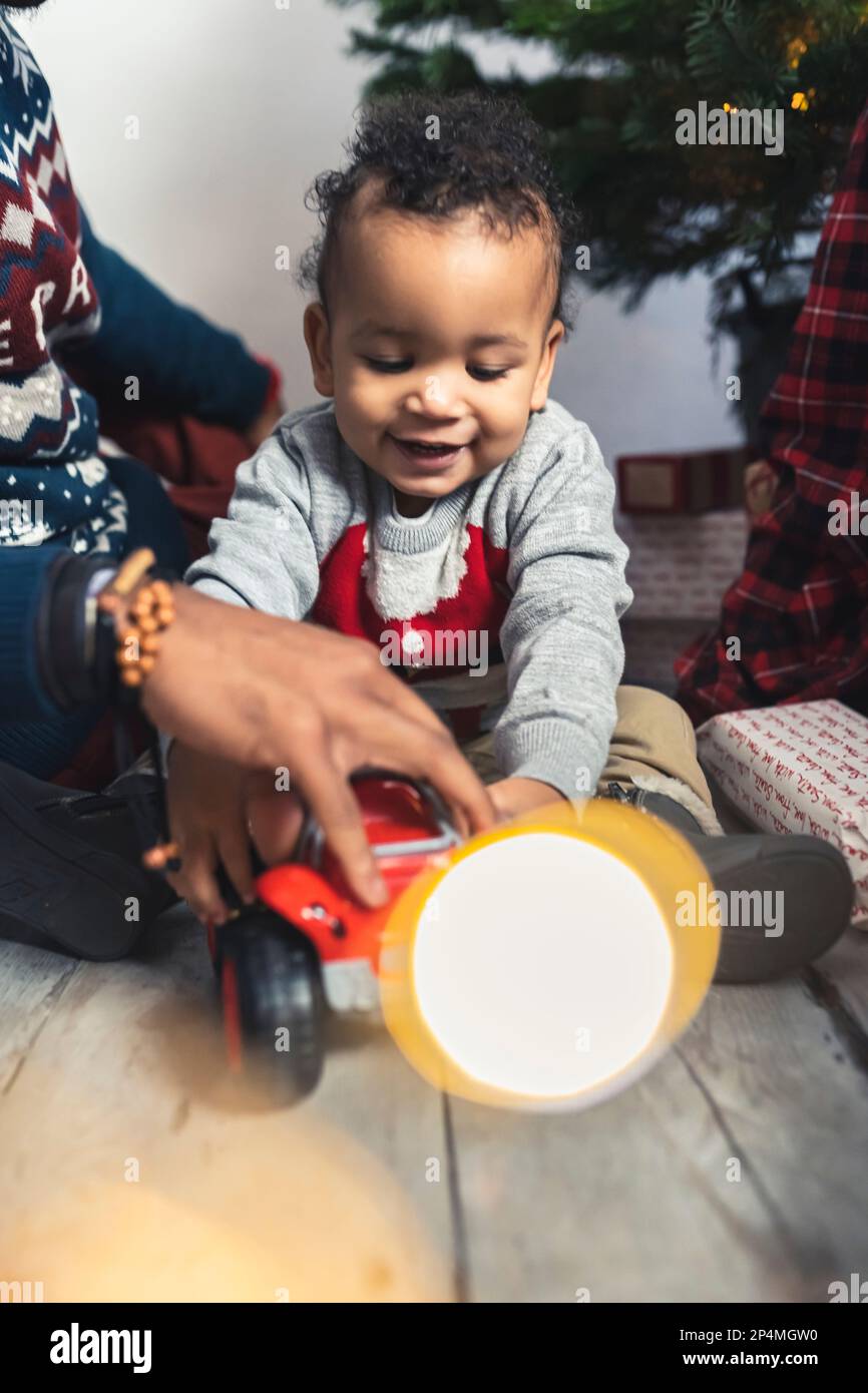 Plein cliché d'un enfant afro-américain mignon sur le sol jouant avec ...