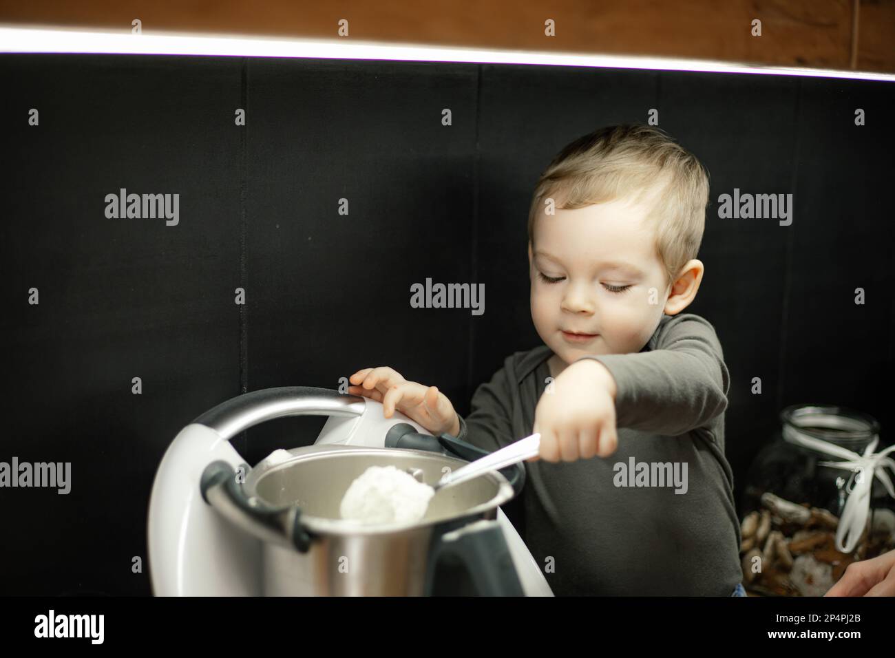 Petit garçon enfant aider et apprendre à cuisiner dans la cuisine ...