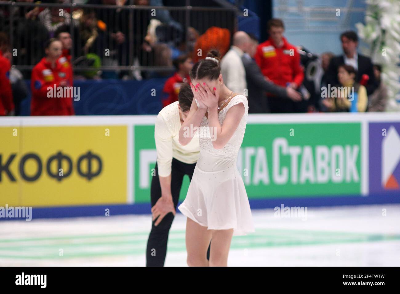 Yasmina Kadyrova et Valerii Kolesov se produisent pendant le patinage en couple à la finale du ...