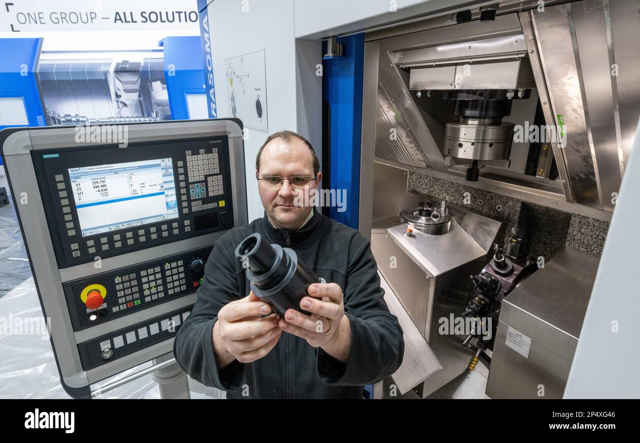 06 mars 2023, Saxe, Leipzig: Au salon industriel d'Intec, Moritz Halle ...