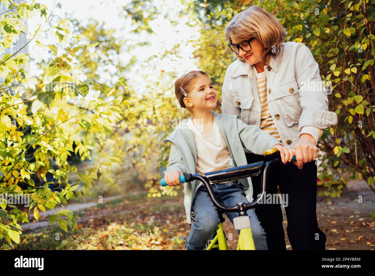 La jeune grand-mère enseigne à sa petite petite-fille mignonne à faire ...