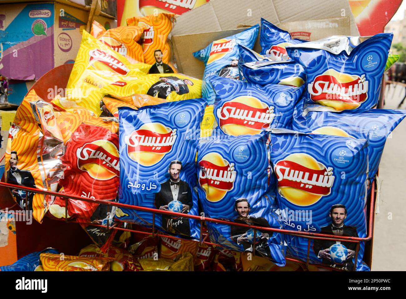 EGYPTE, le Caire, la vieille ville, faire du shopping avec des chips de ...