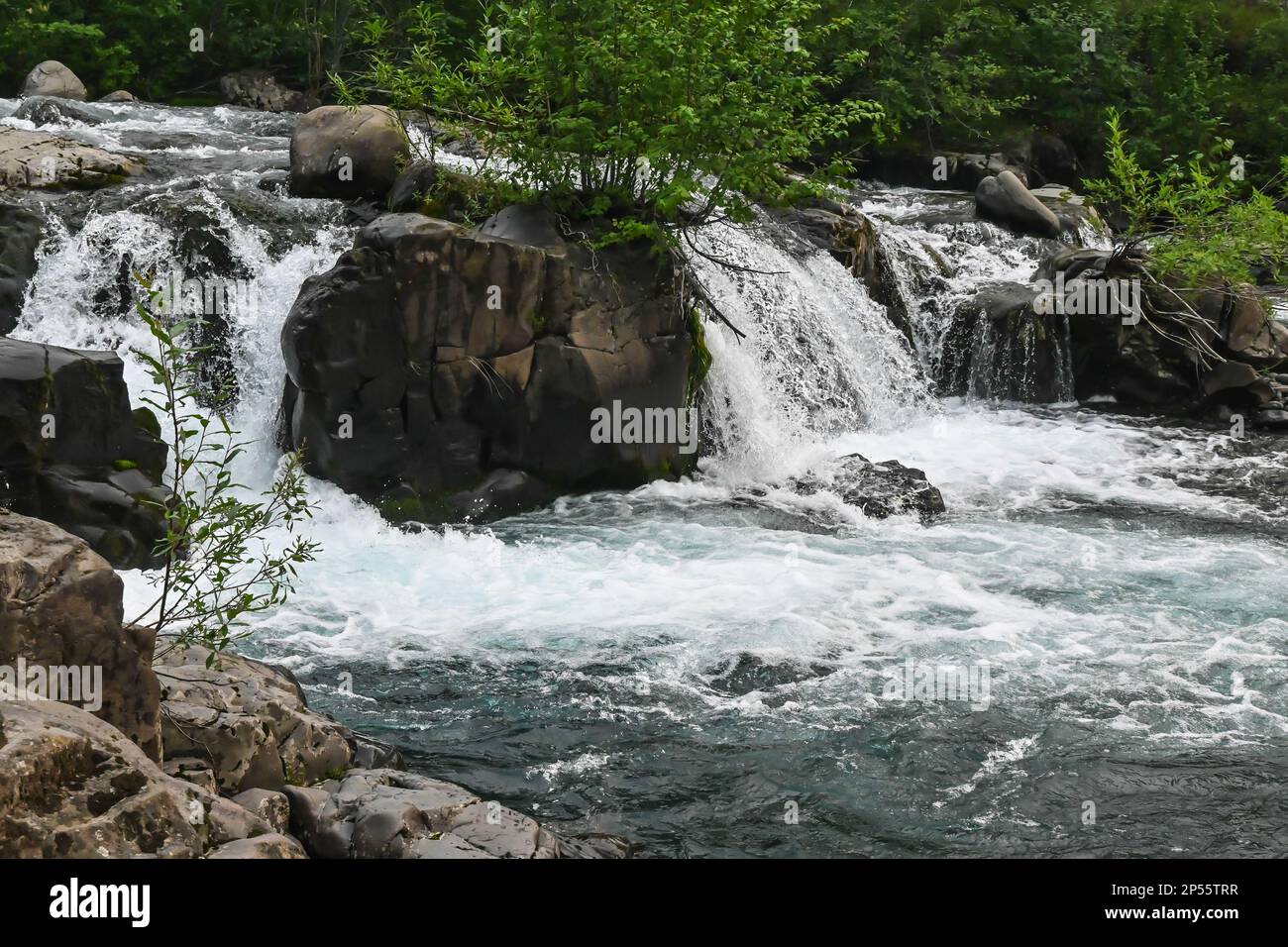 Cascade sur le plateau de Putorana. Paysage aquatique sur le plateau de ...