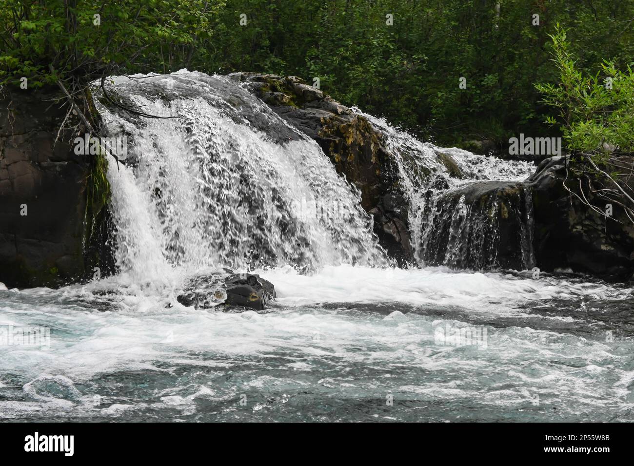 Cascade sur le plateau de Putorana. Paysage aquatique sur le plateau de ...