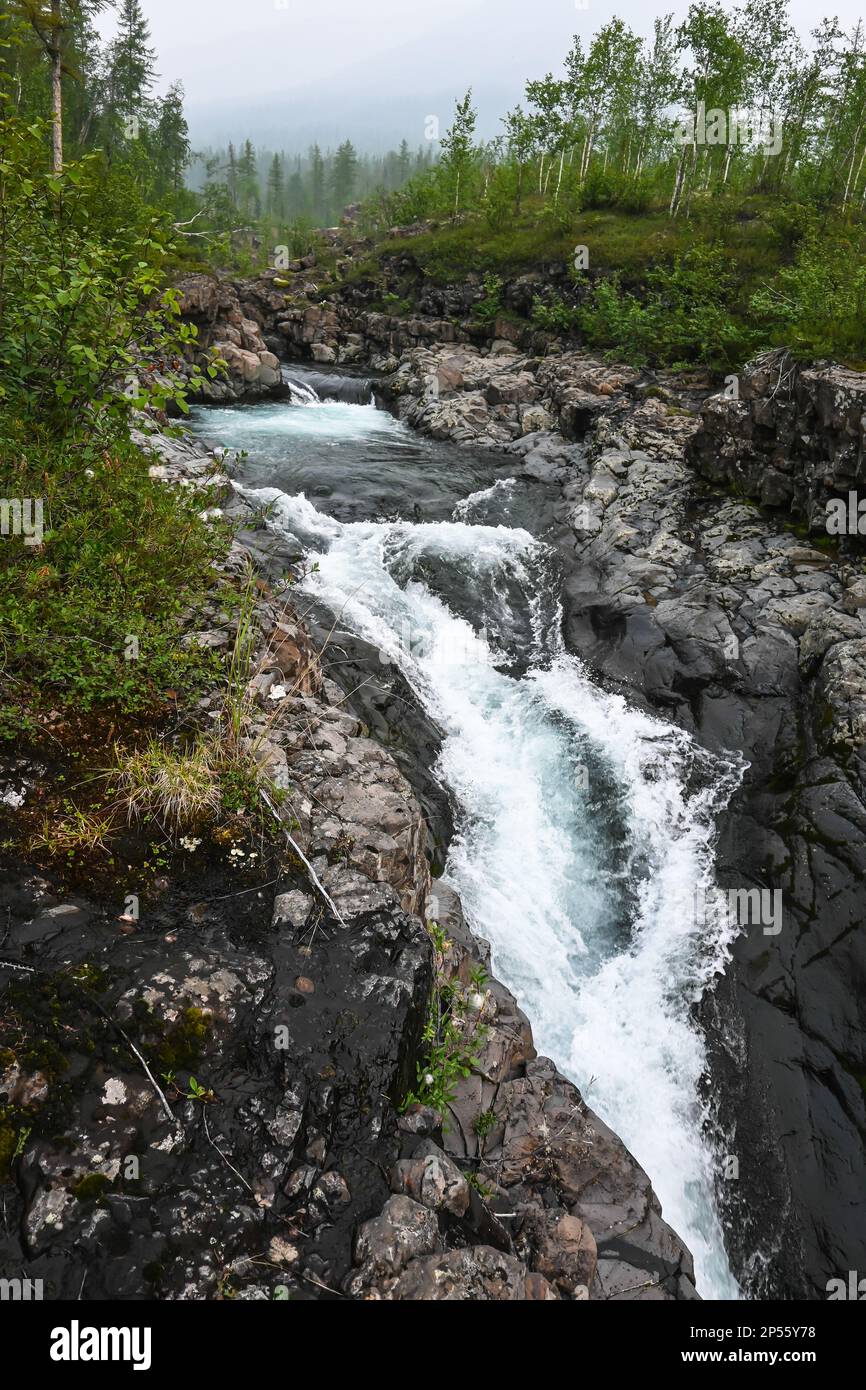 Cascade sur le plateau de Putorana. Paysage aquatique sur le plateau de ...