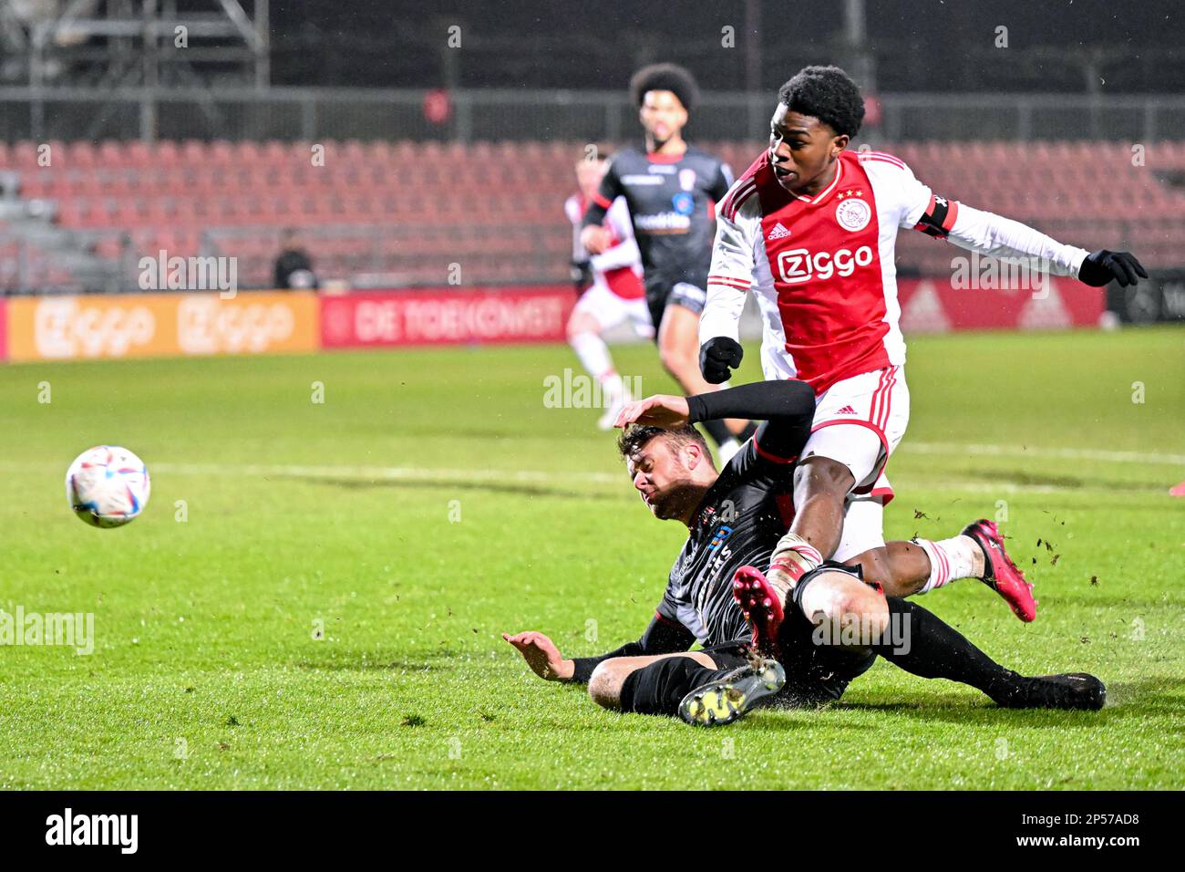 AMSTERDAM-DUIVENDRECHT, PAYS-BAS - MARS 6: Amouricho van Axel Dongen de ...