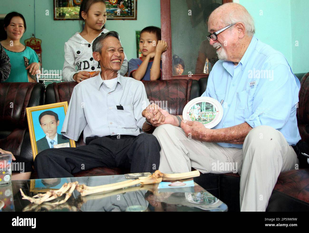 Dr. Sam Axelrad, right, shakes hands with former North Vietnamese ...