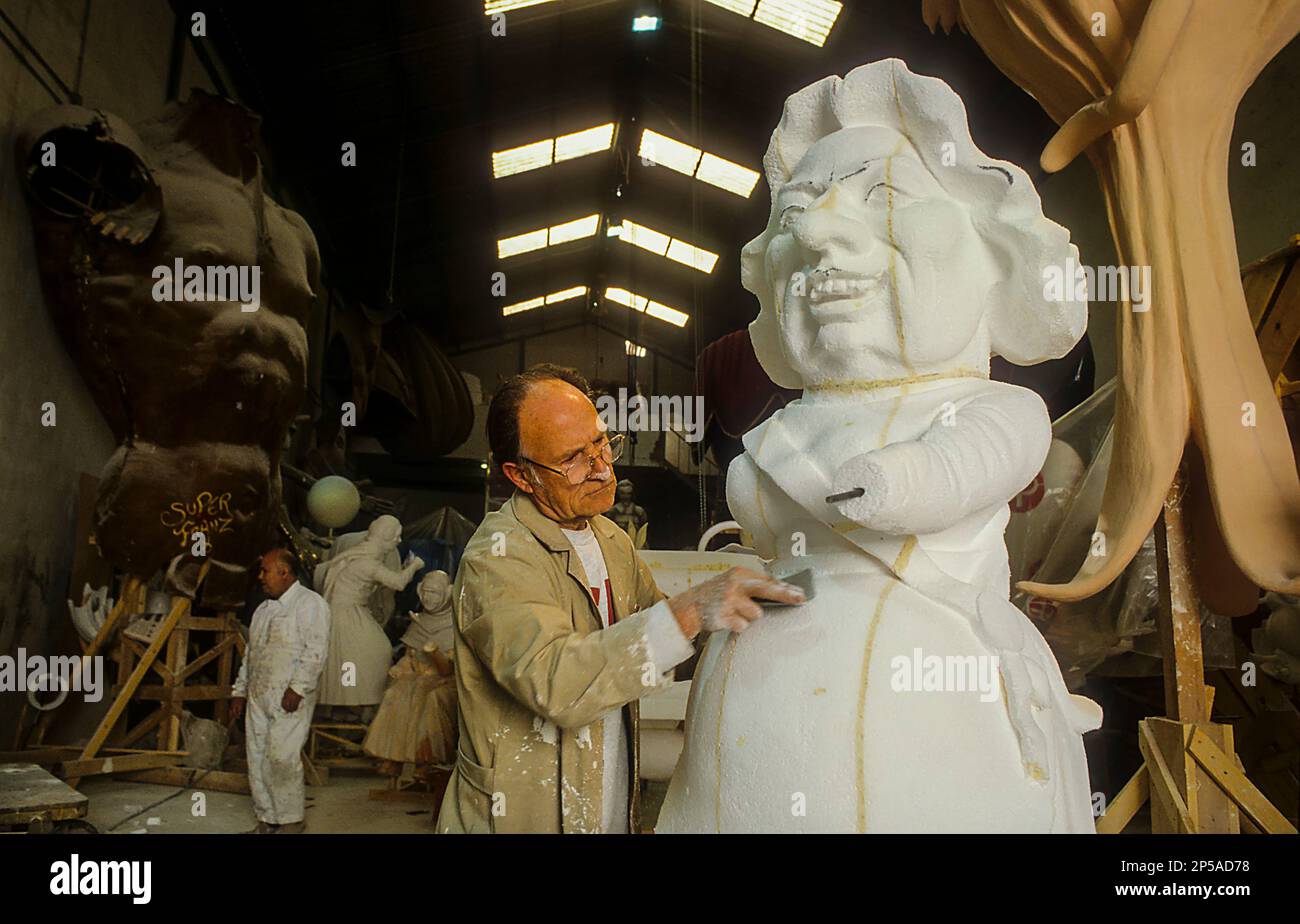 Des travailleurs d'un atelier de Falla dans Manolo Martin,Ciudad del ...