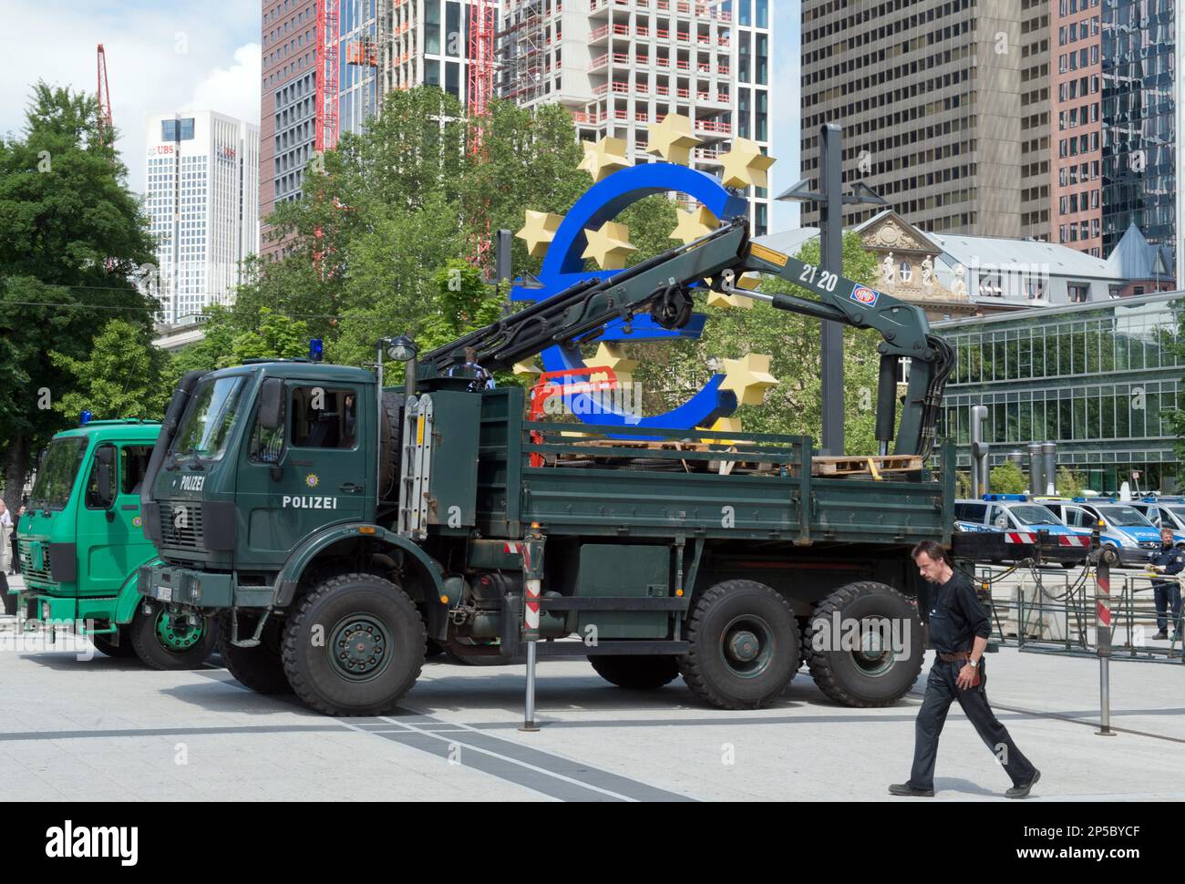 Police officers build barricades in front of the European Central Bank ...
