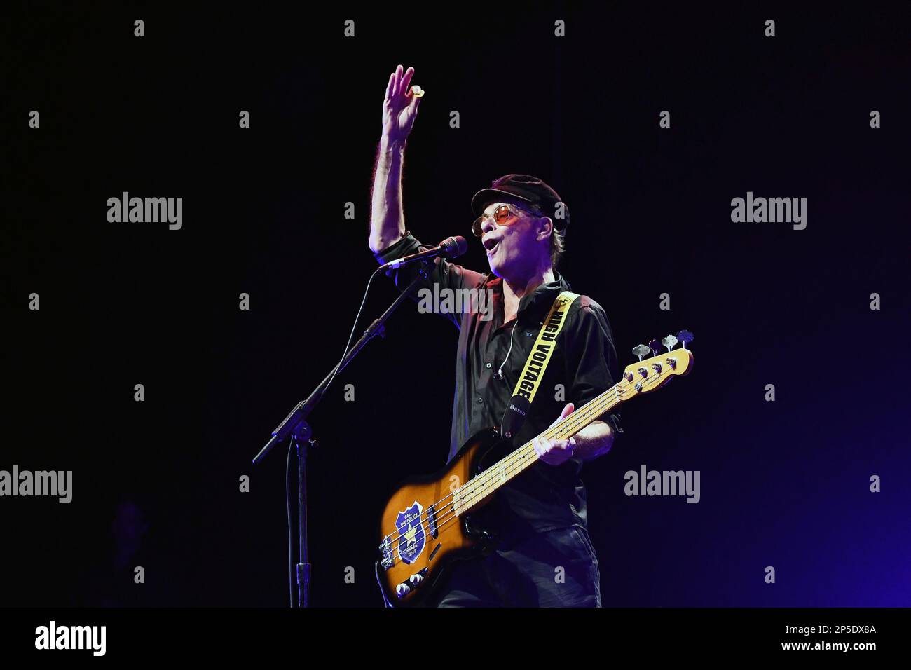Chanteur et bassiste rodrigo santos Banque de photographies et d’images ...