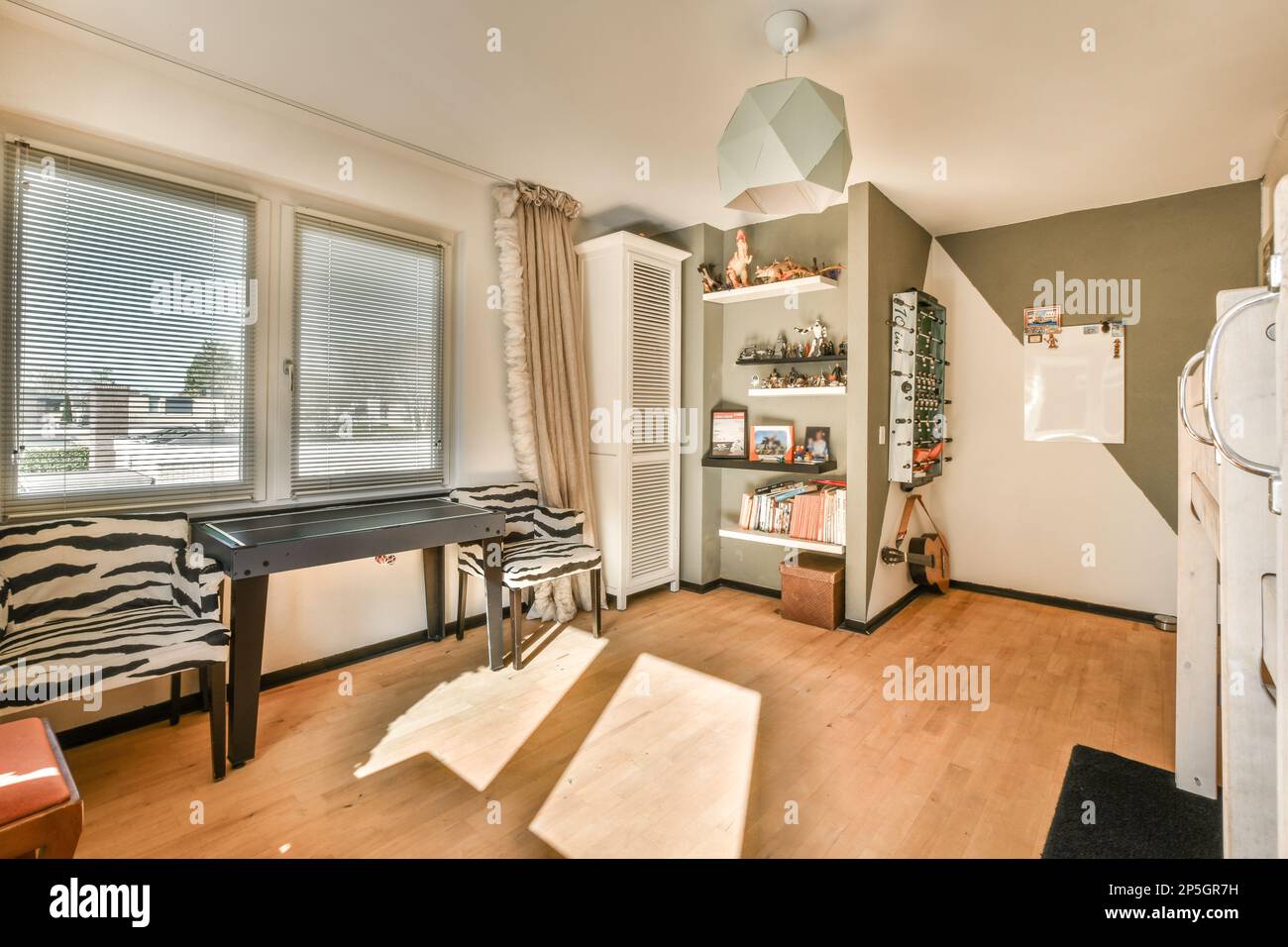 une salle de séjour avec un imprimé zébré sur les murs et le parquet, y ...