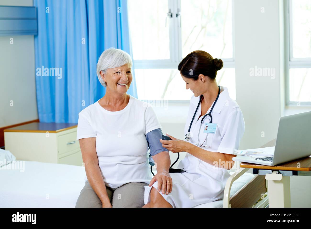 Bien faire sous pression. une belle jeune femme médecin qui teste la ...