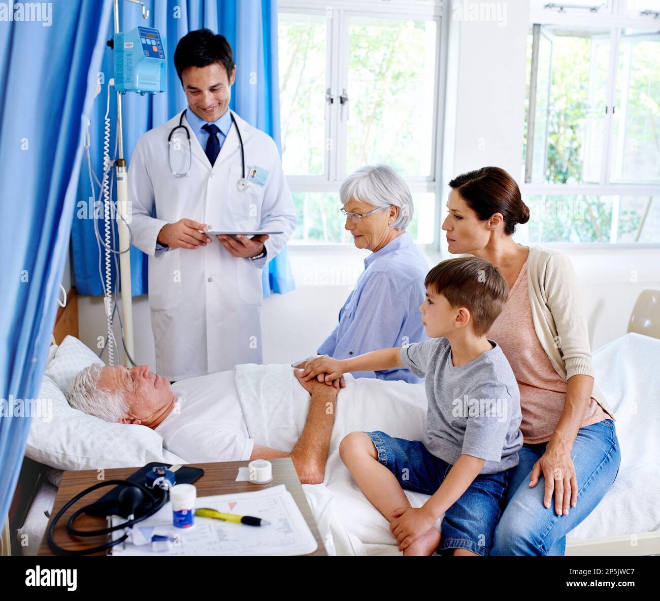 Bonne nouvelle pour toute la famille. un médecin délivrant des ...