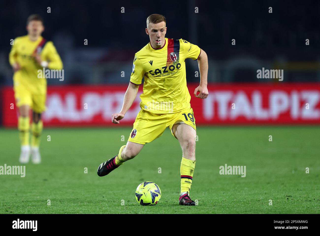 Turin, Italie . 6 mars 2023, Lewis Ferguson du FC de Bologne contrôle ...