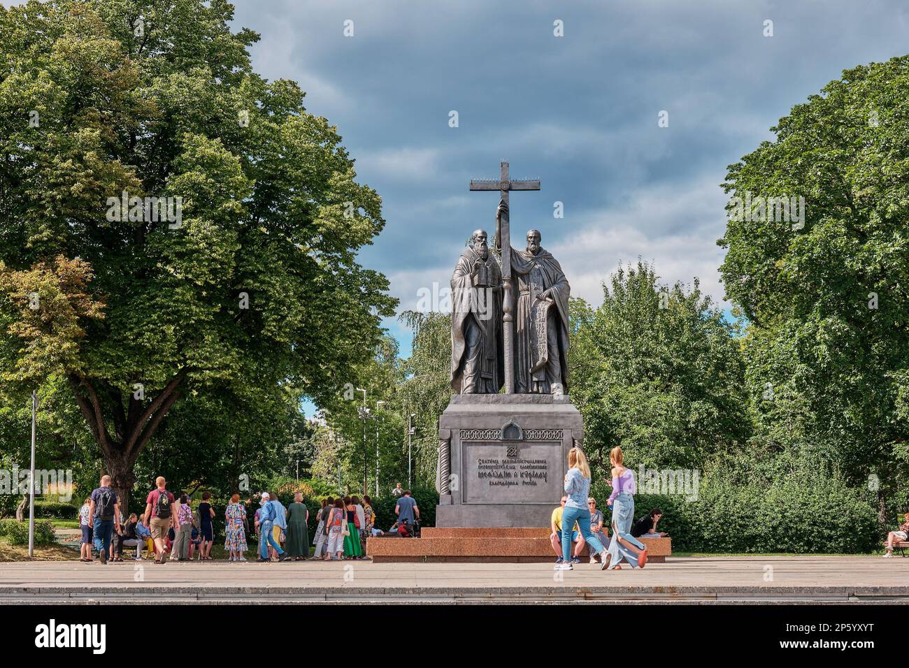 Les personnes marchant sur la place Ilyinsky près du monument aux ...