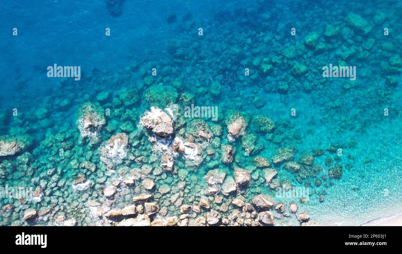 Falaises submergées Une vue panoramique sur une plage déserte la côte ...