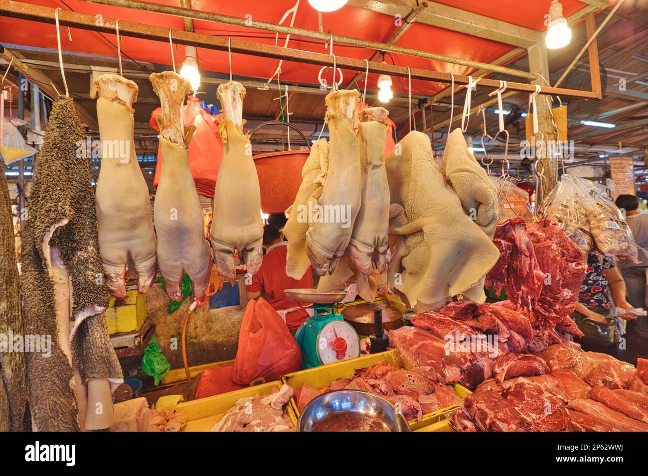 Un cliché détaillé de la viande dans la stalle du boucher, dans le ...