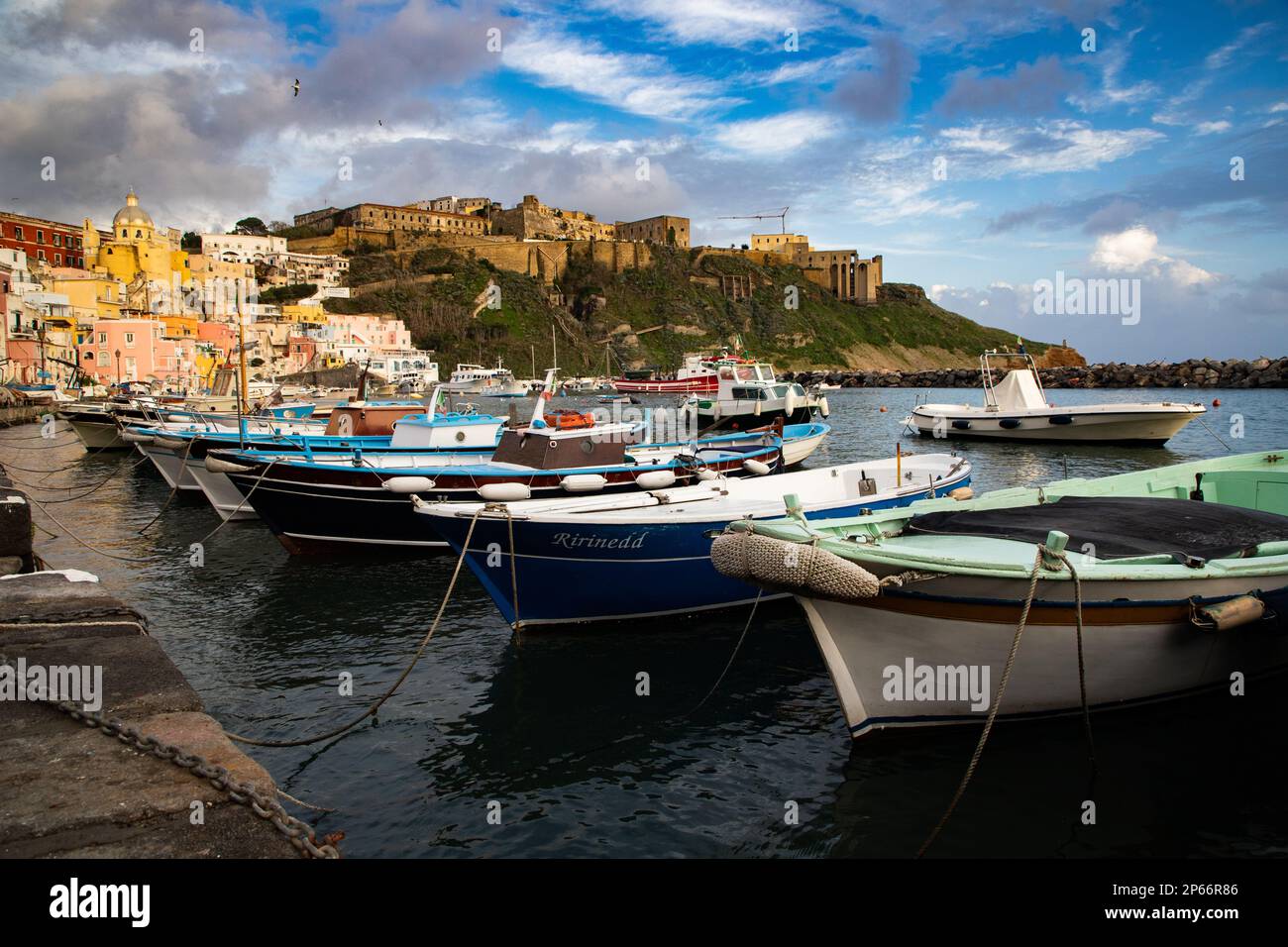 Belle île italienne de Procida, célèbre pour sa marina colorée, ses ...