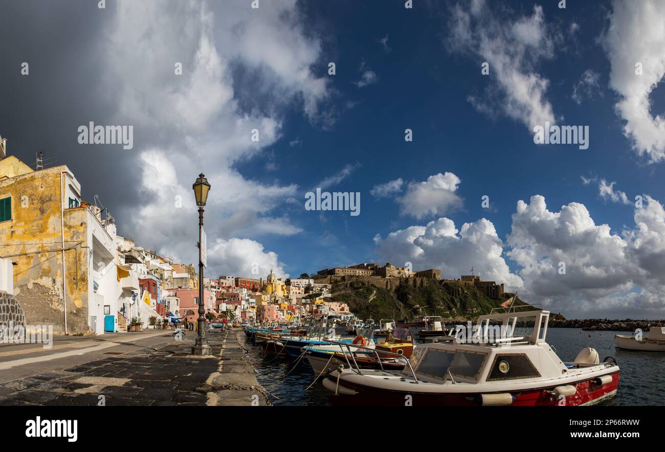 Belle île italienne de Procida célèbre pour sa marina colorée, ses ...