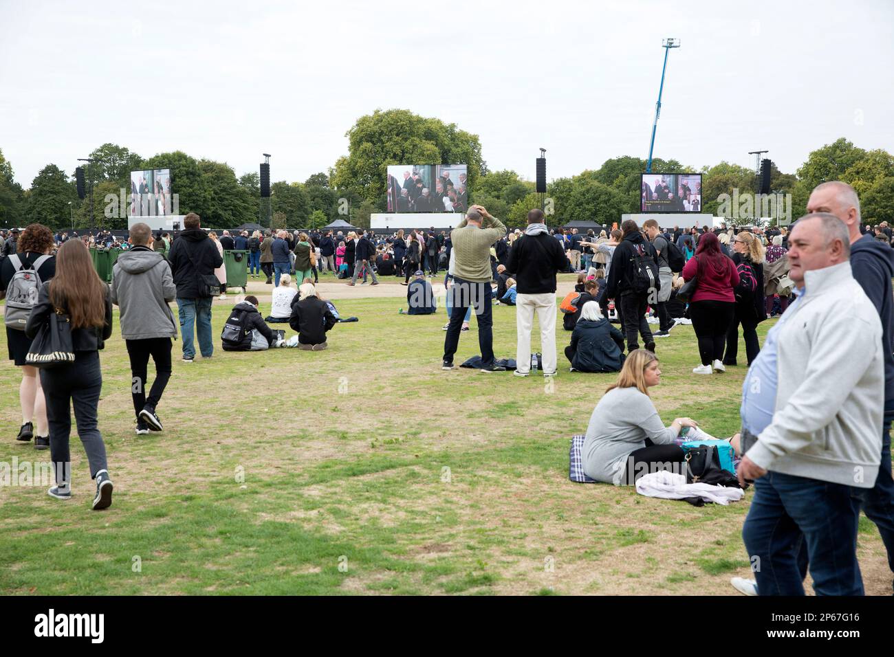 Les gens se rassemblent à Hyde Park, à Londres, où la couverture ...