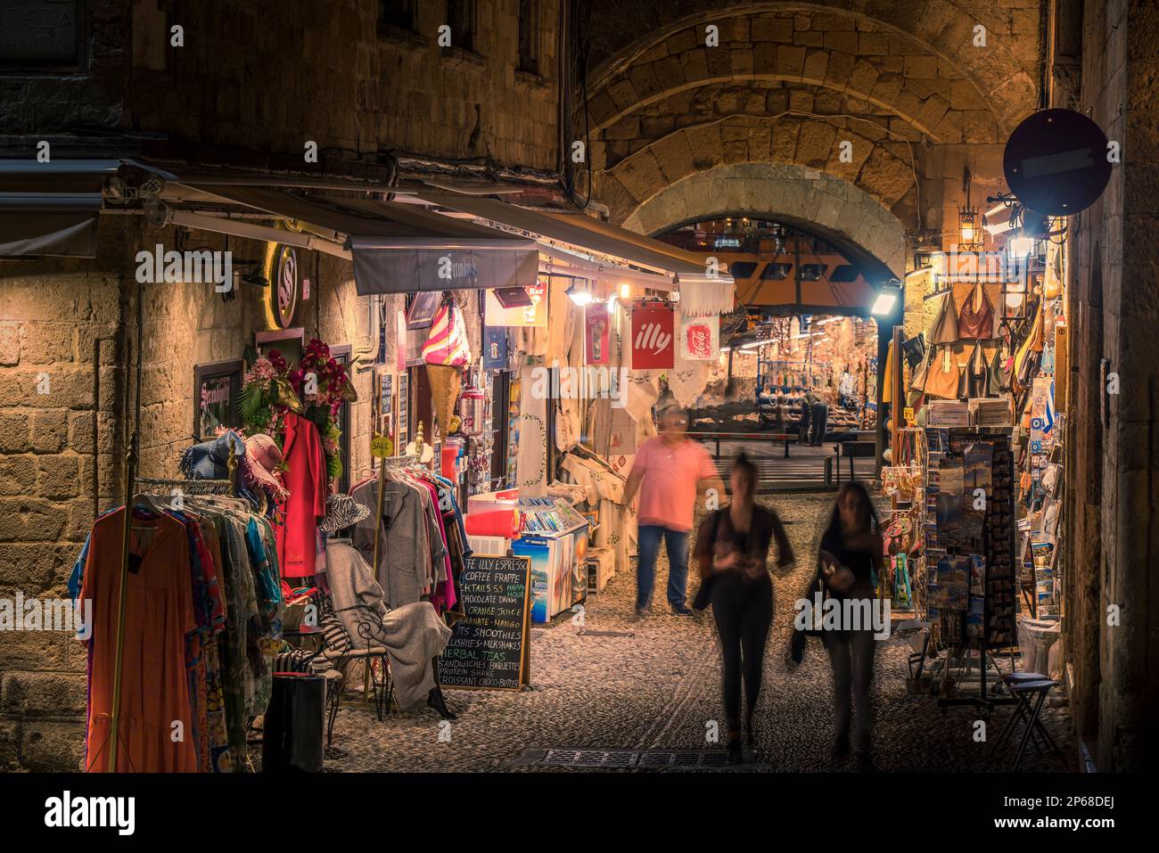 Vue sur les magasins la nuit, la vieille ville de Rhodes, site classé ...