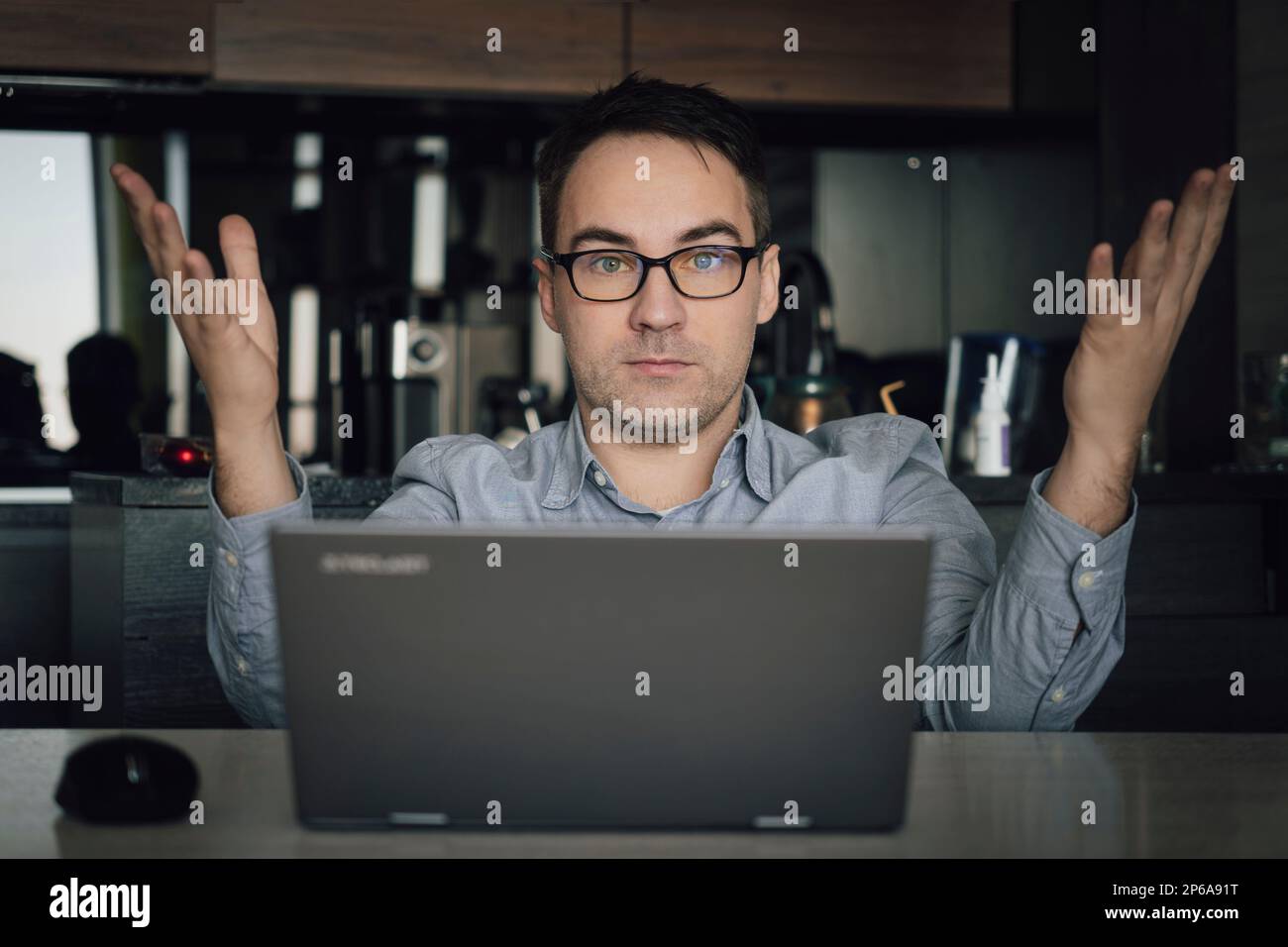 Un jeune homme outragé irrité avec des lunettes, un courtier, un homme ...