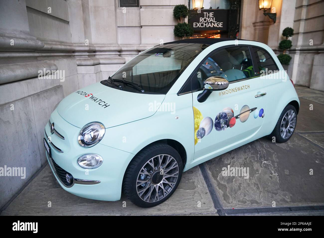 Une Fiat 500 devant le magasin Swatch de la Royal Exchange, dans le ...