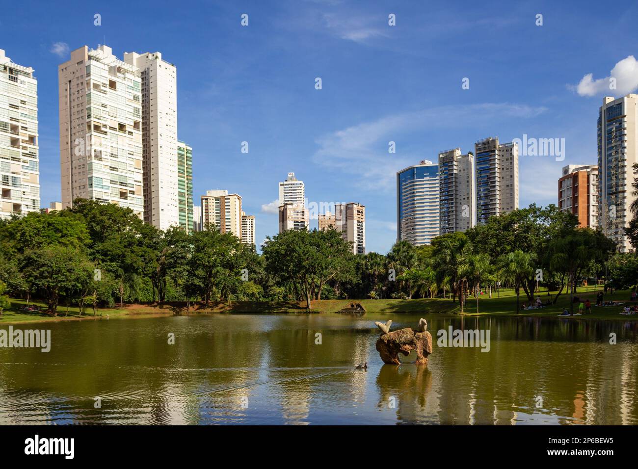 Goiania, Goias, Brésil – 04 mars 2023 : un paysage avec le lac du ...
