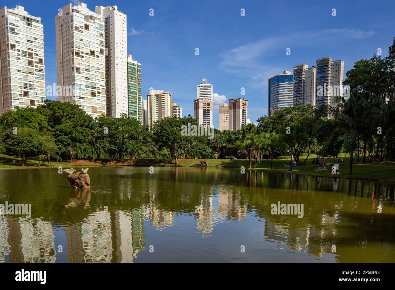 Goiania, Goias, Brésil – 04 mars 2023 : un paysage avec le lac du ...
