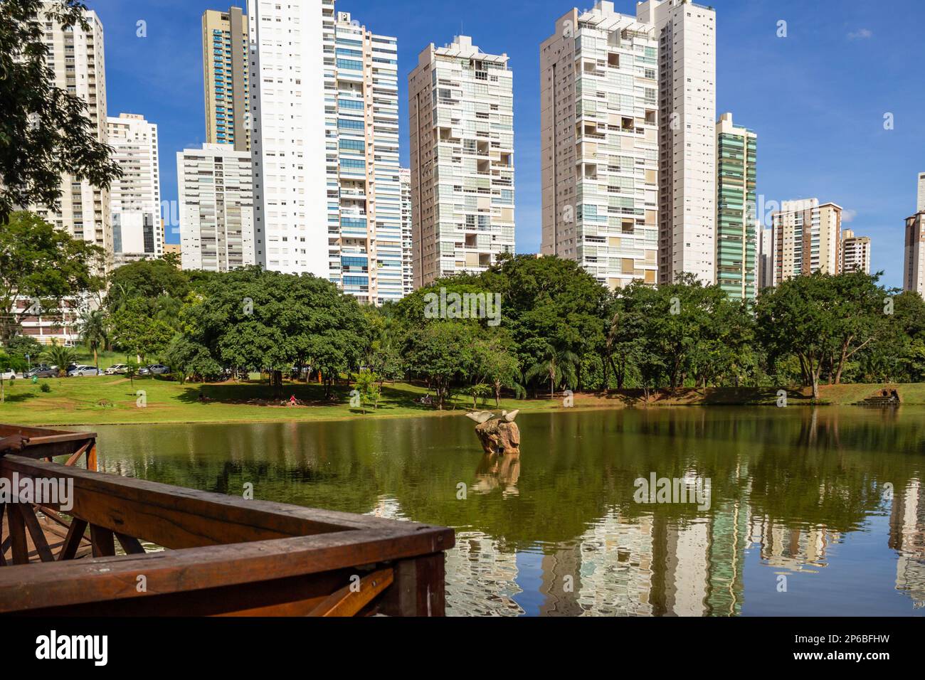 Goiania, Goias, Brésil – 04 mars 2023 : un paysage avec le lac du ...