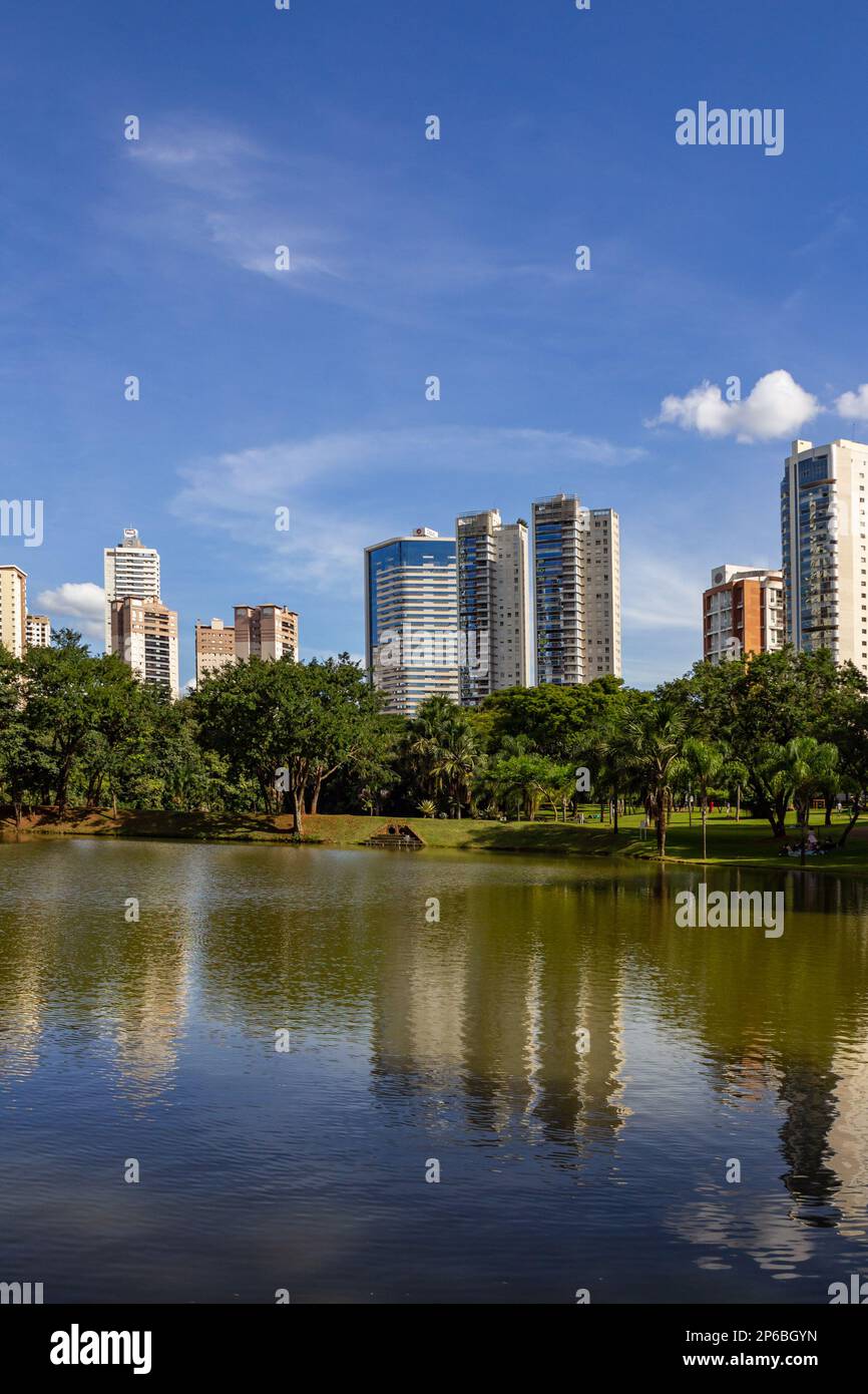 Goiania, Goias, Brésil – 04 mars 2023 : un paysage avec le lac du parc ...