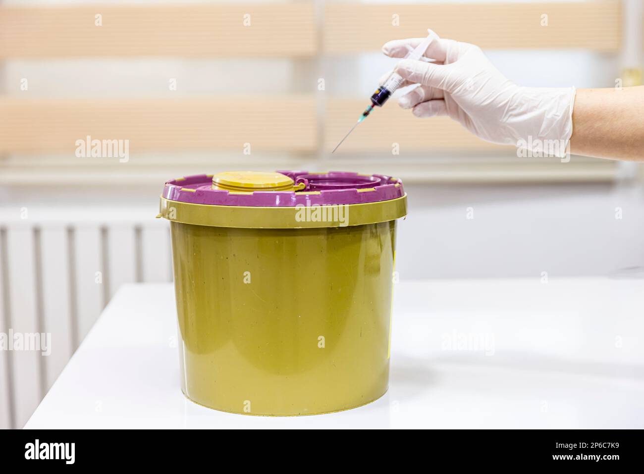 Jetez le médicament à la poubelle. Conteneur d'élimination des déchets ...