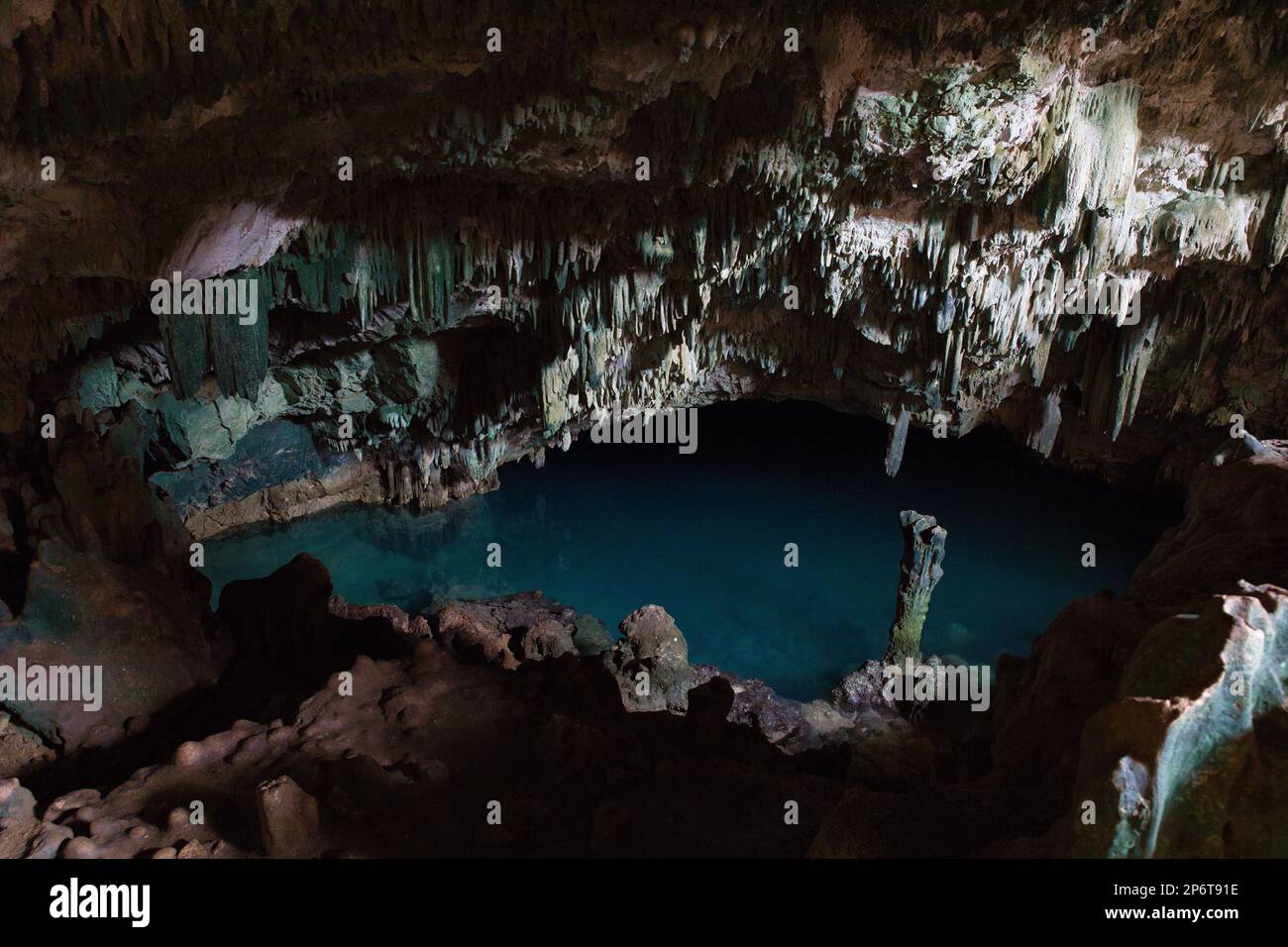 Photo sombre de la grotte calcaire de Rangko à Labuan Bajo sur Flores ...