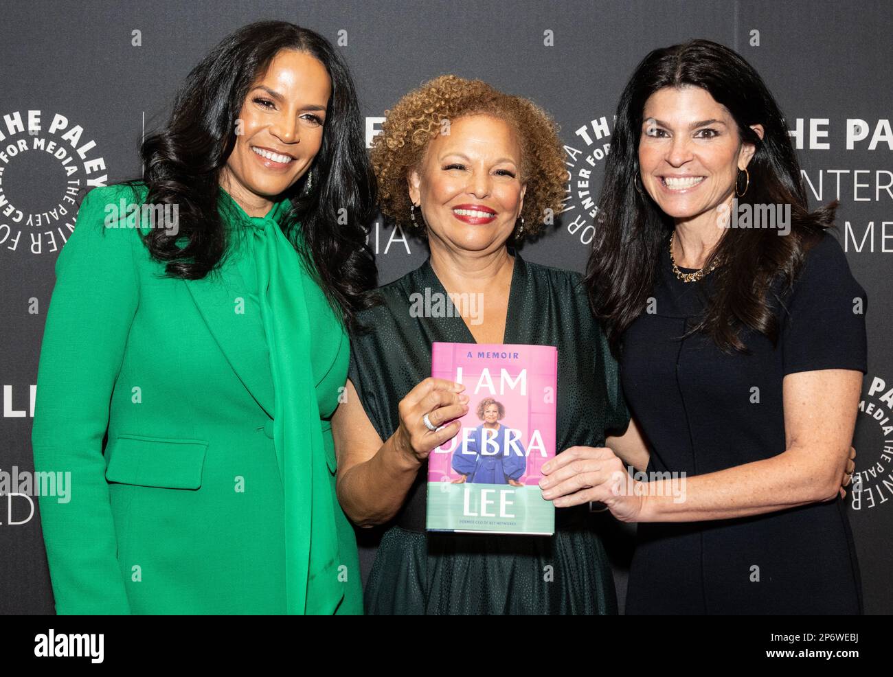 Crystal McCrary, Debra Lee et Maureen Reidy posent avant la ...