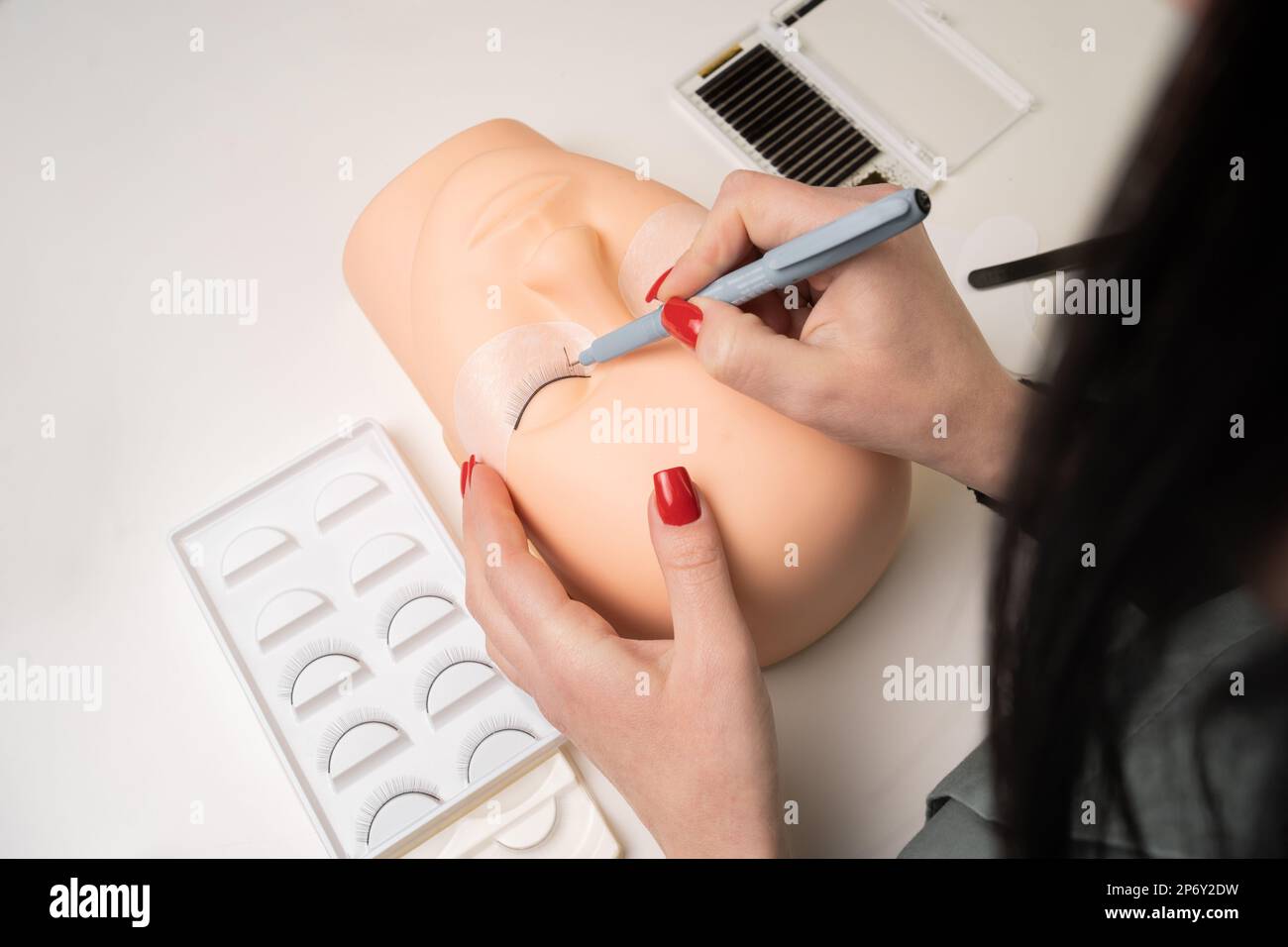 Formation d'extension des cils. Le marqueur principal place les barres de guidage du schéma de ...