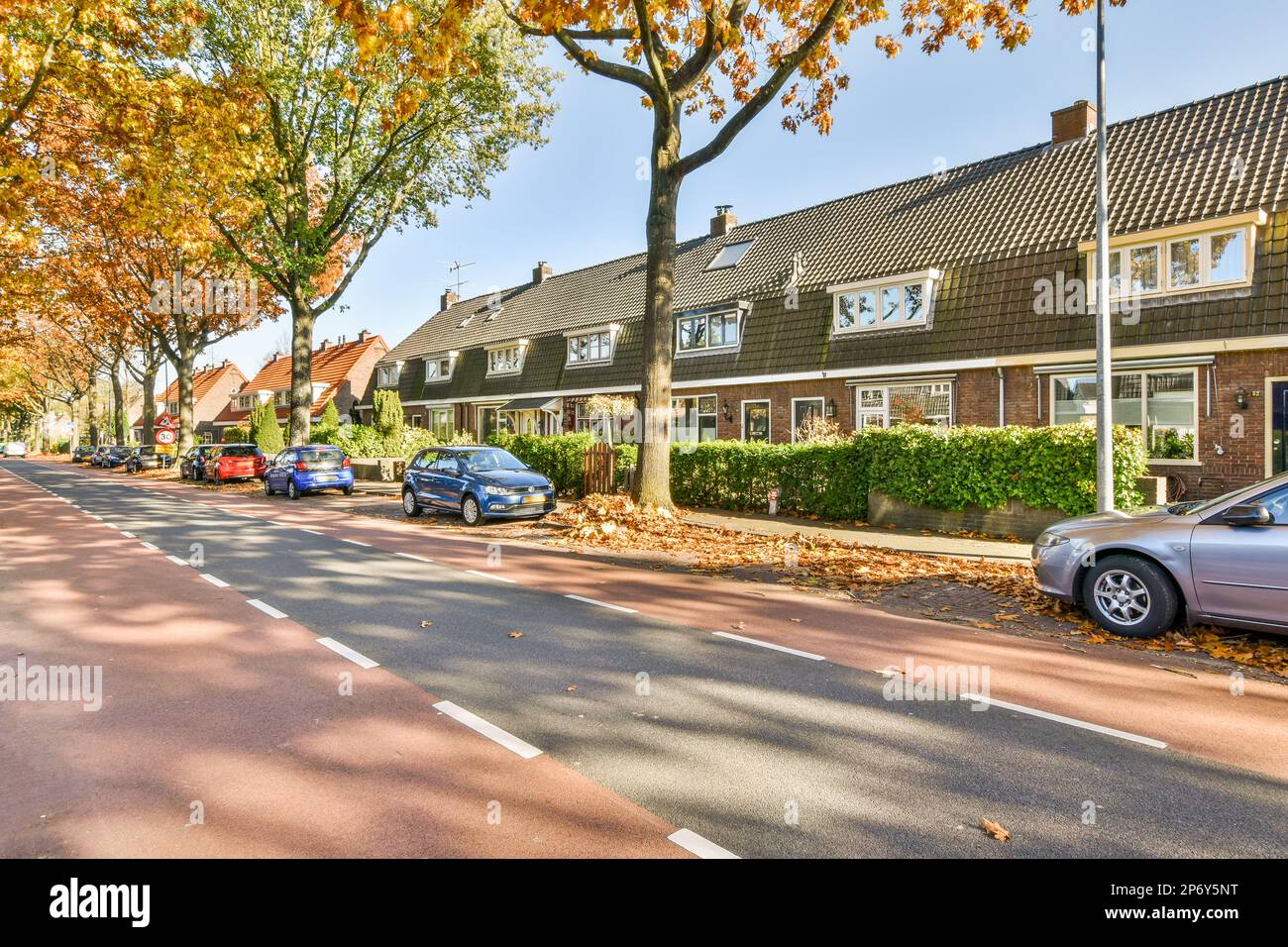 Amsterdam, pays-Bas - 10 avril 2021 : une rue avec des voitures garées ...