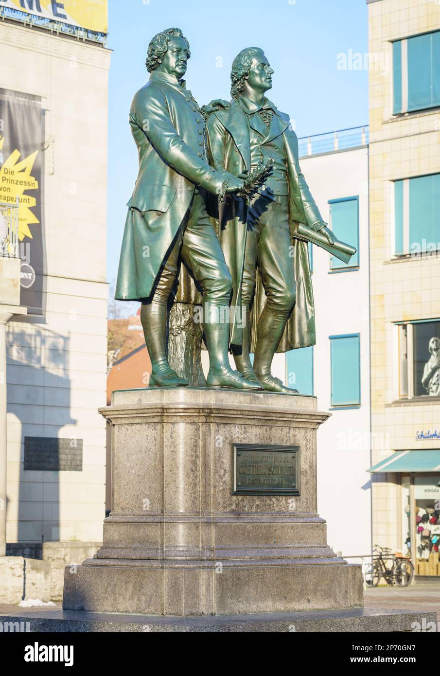Weimar, Allemagne. 28th févr. 2023. Le monument Goethe-Schiller, double statue en bronze des ...