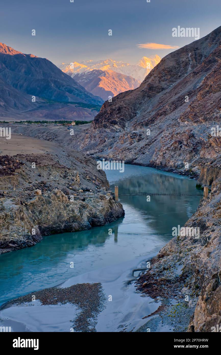 En 1893, un pont suspendu appelé le pont Partab fut construit en amont ...