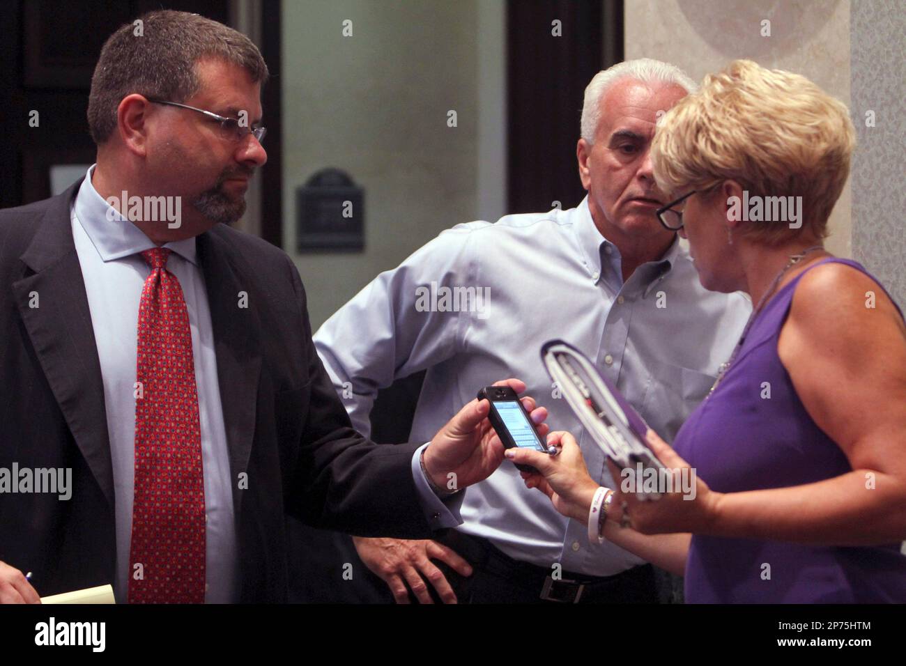 Attorney Mark Lippman, left, shows Cindy Anthony, right, his cell phone ...