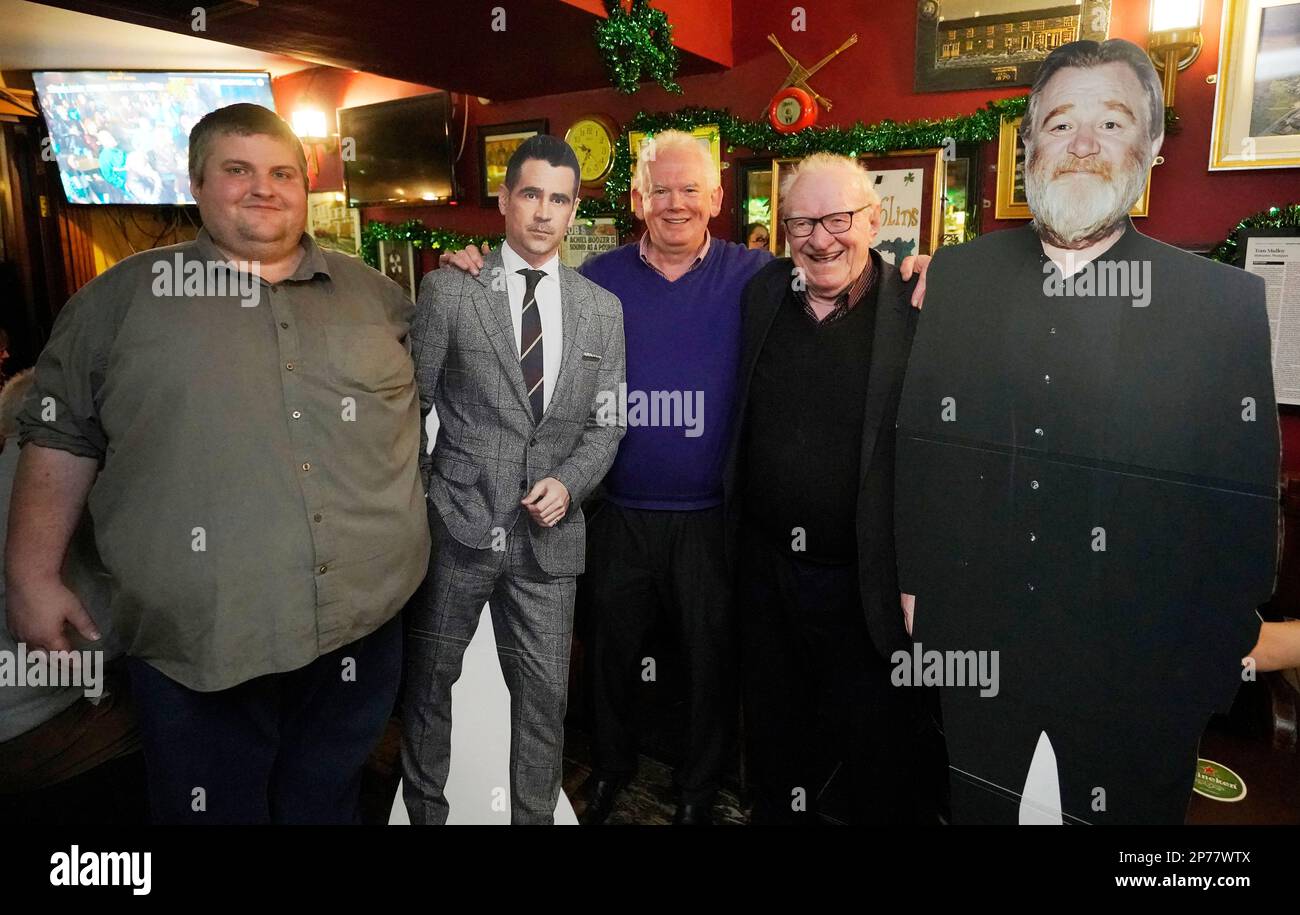 Les clients du McLoughlin's Bar posent avec une coupure de Colin ...