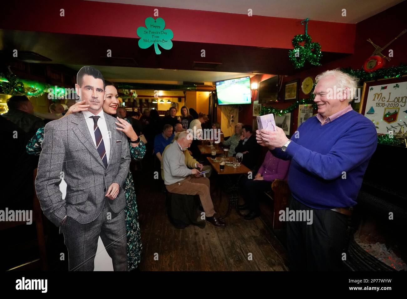 Les clients du McLoughlin's Bar posent avec une coupure de Colin ...