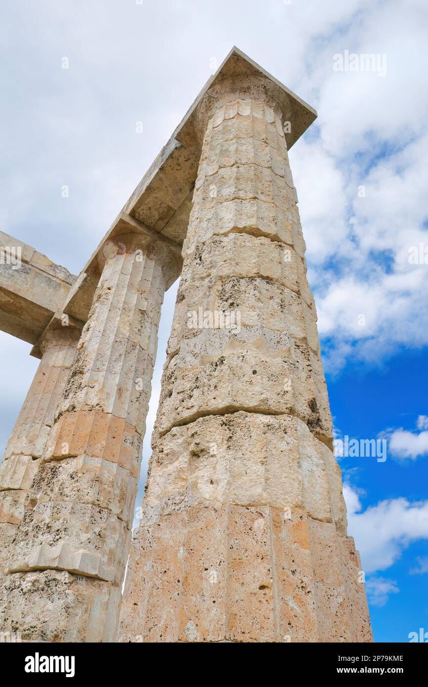 Colonnes et ruines de style dorique du Temple de la Grèce antique ...