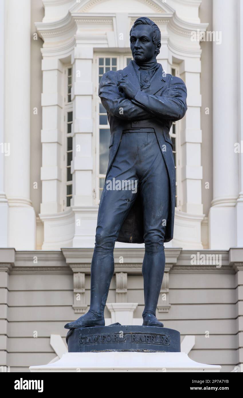 Statue en bronze de Sir Stamford Raffles par Thomas Woolner devant le Victoria Memorial Hall ...