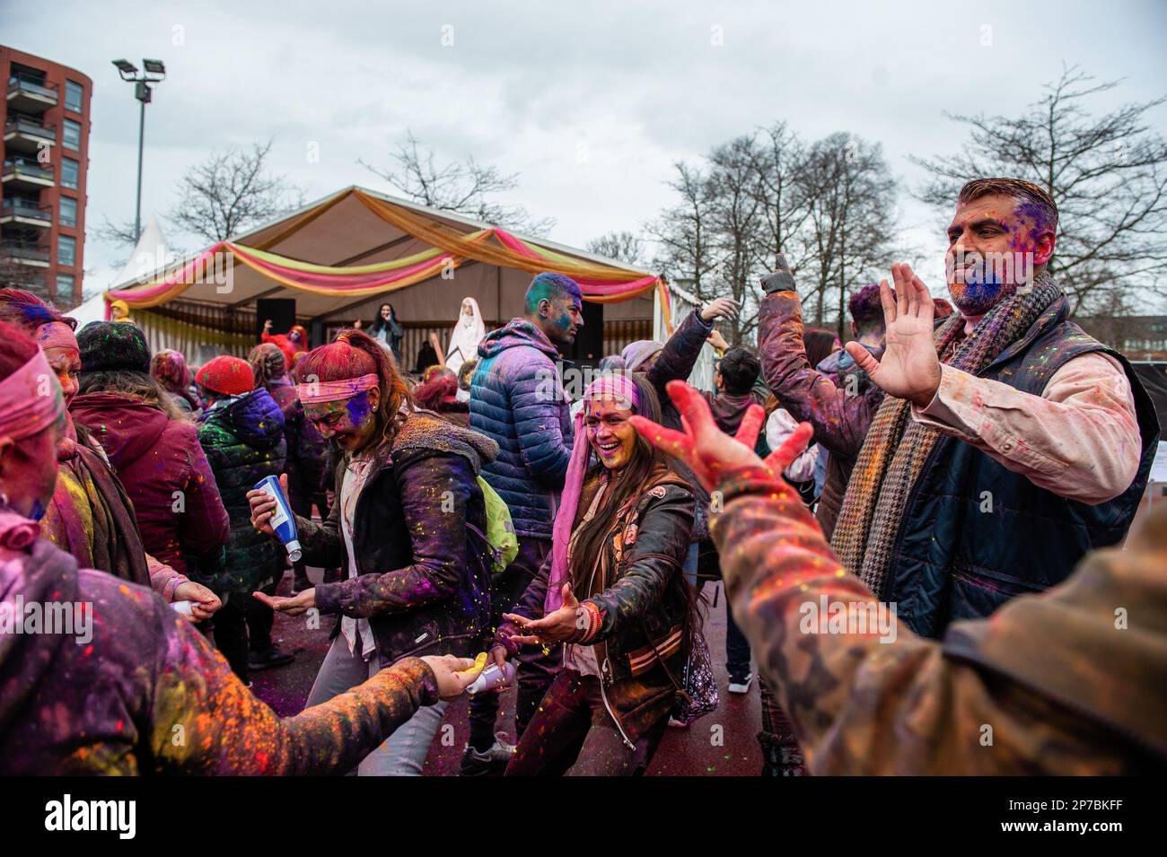 Un groupe de personnes indiennes dansent à la musique traditionnelle ...