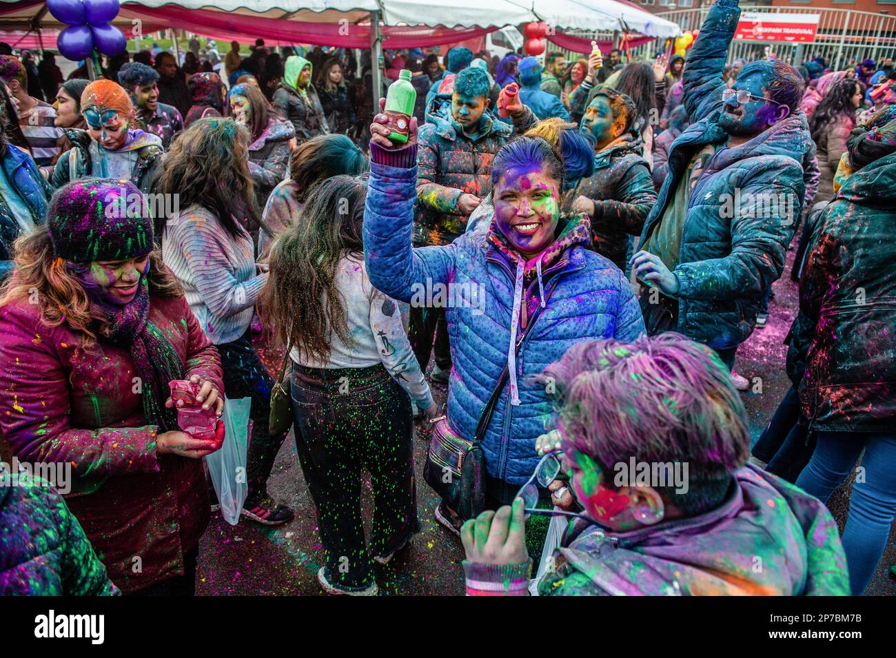 La Haye, pays-Bas - 7 mars 2023 Une femme couverte de poudres colorées pose avec de la poudre ...