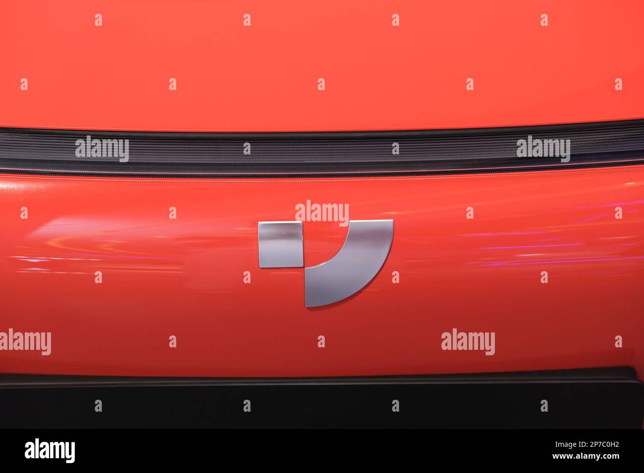 Shanghai,Chine-8 mars 2023: Gros plan sur le logo de voiture de Jidu Auto. Une entreprise ...