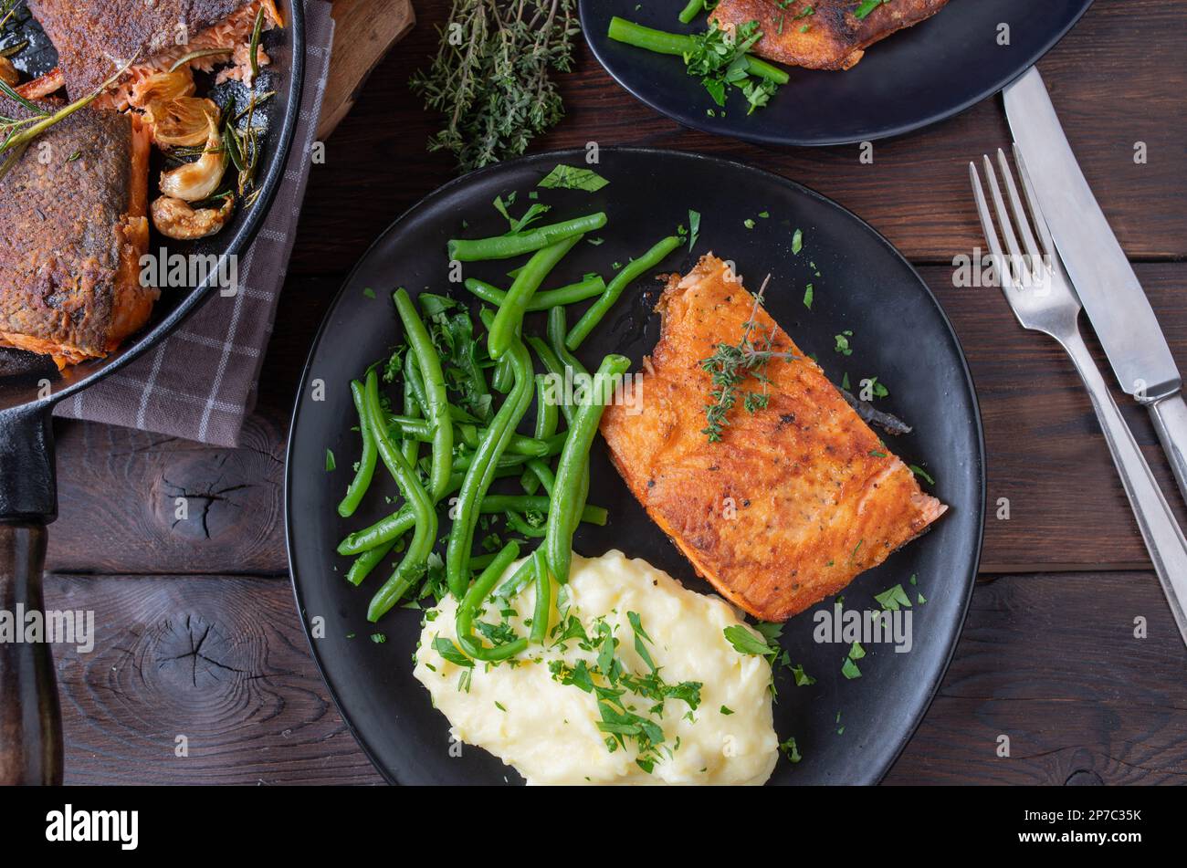 Faire frire le filet de saumon frit avec des haricots verts et une ...